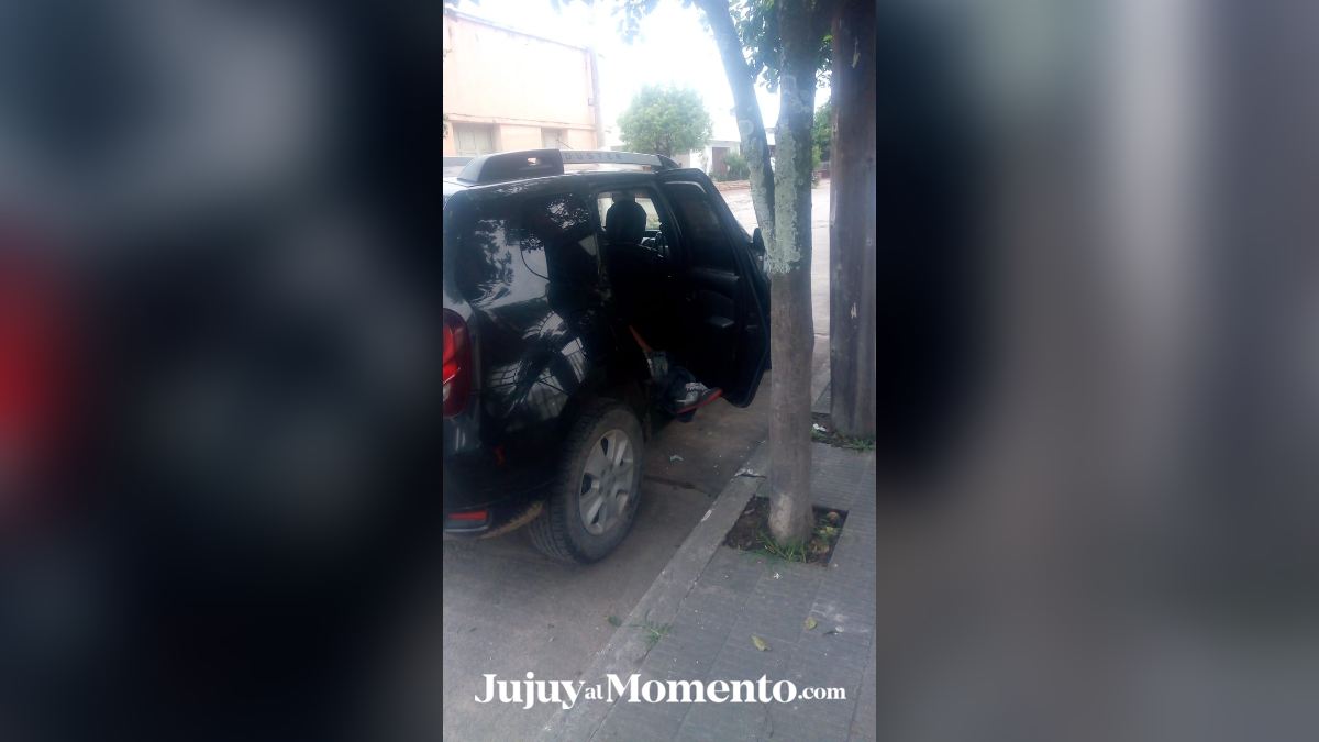 Perico: hombre semidesnudo dormía dentro de su auto, mal estacionado y ...