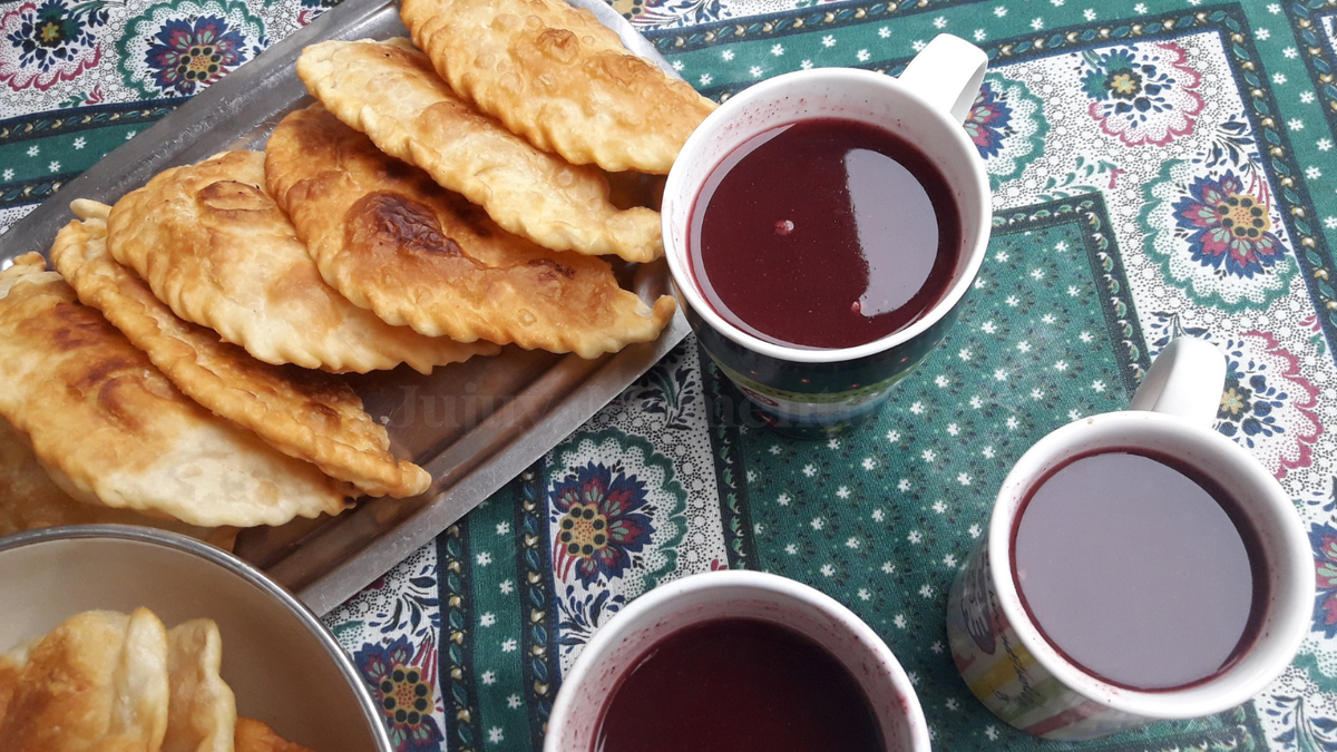 Prepará esta exquisita combinación de api con pastel para combatir el frío