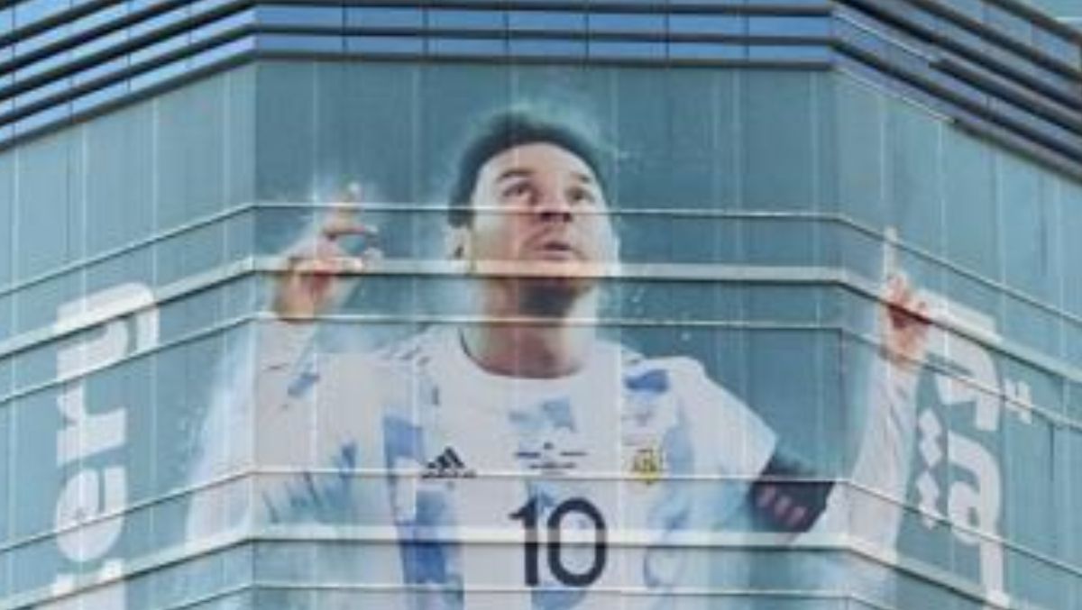 Messi ya está en Qatar: el espectacular mural de Leo en un edificio