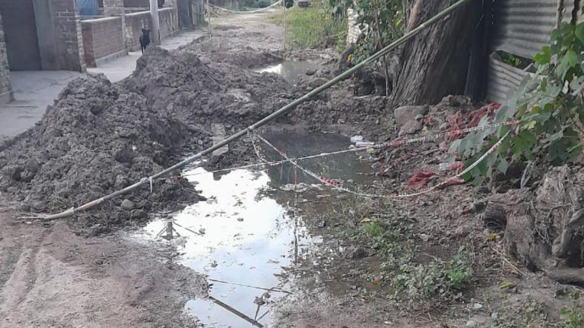 Vecinos de Loteo Barro Negro conviven con líquidos cloacales