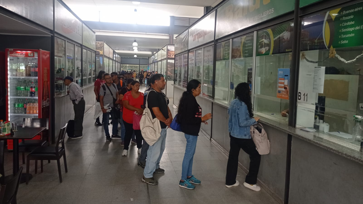 A diario salen colectivos llenos de jujeños rumbo a Chile, señaló una boletera