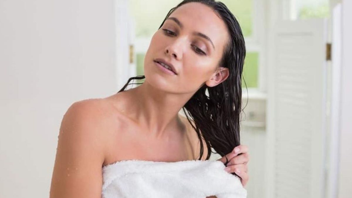 ¿Por qué hace mal irse a dormir con el pelo mojado?