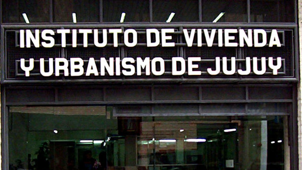 Reunión entre ocupantes de viviendas de San Pedro y autoridades del IVUJ