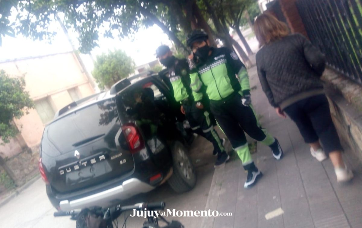 Perico: hombre semidesnudo dormía dentro de su auto, mal estacionado y ...