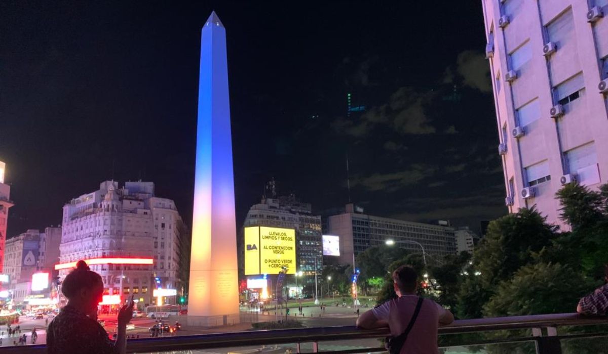 Los edificios más destacados del mundo lucieron los colores de Ucrania