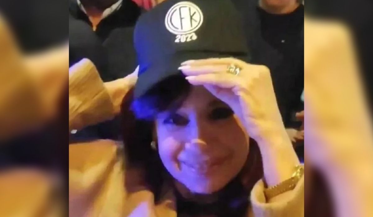 Cristina Kirchner usó una gorra con la leyenda CFK 2023