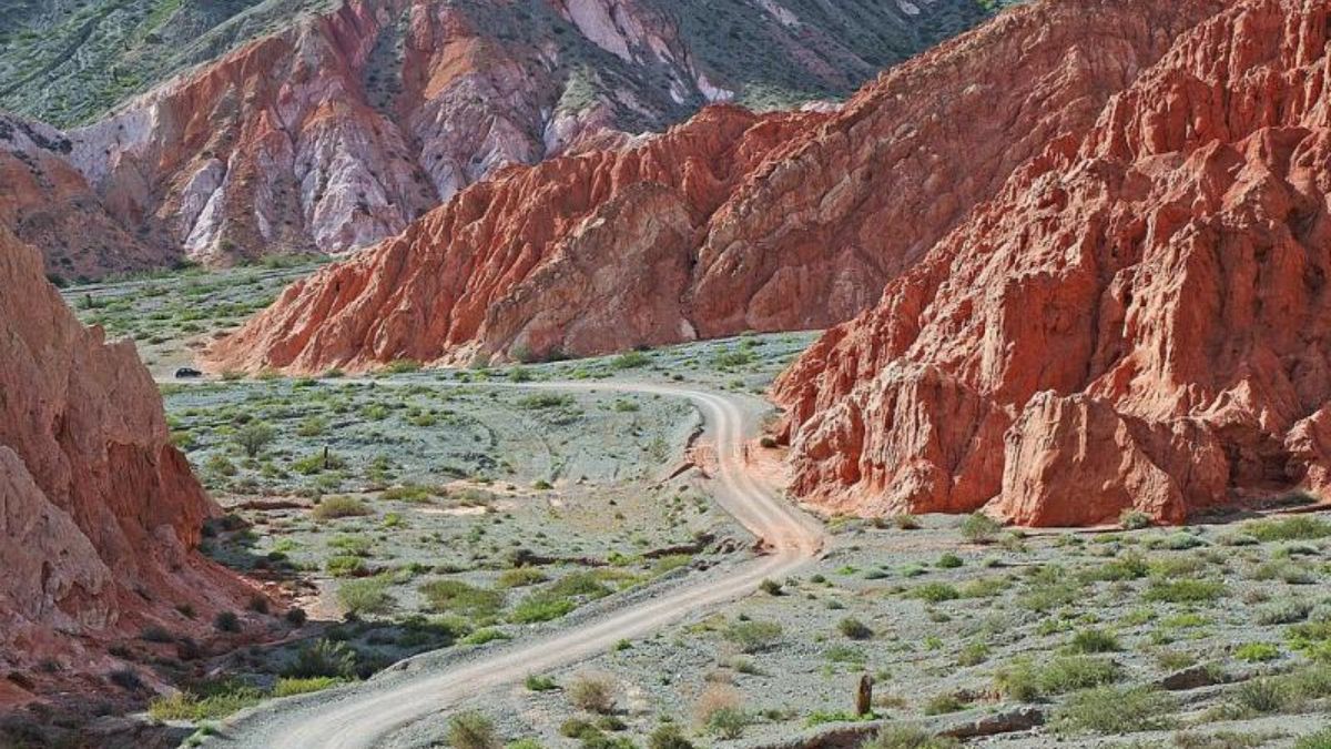 Purmamarca: comenzaron a cobrar entrada en El Paseo de los Colorados