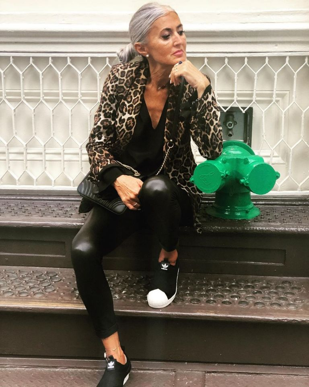 Looks con animal print ideales para mujeres mayores de 60 años