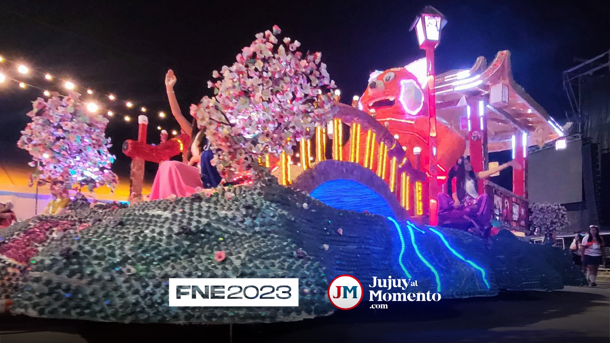 Turning Red, un oso panda rojo protagonista de la carroza de la Normal