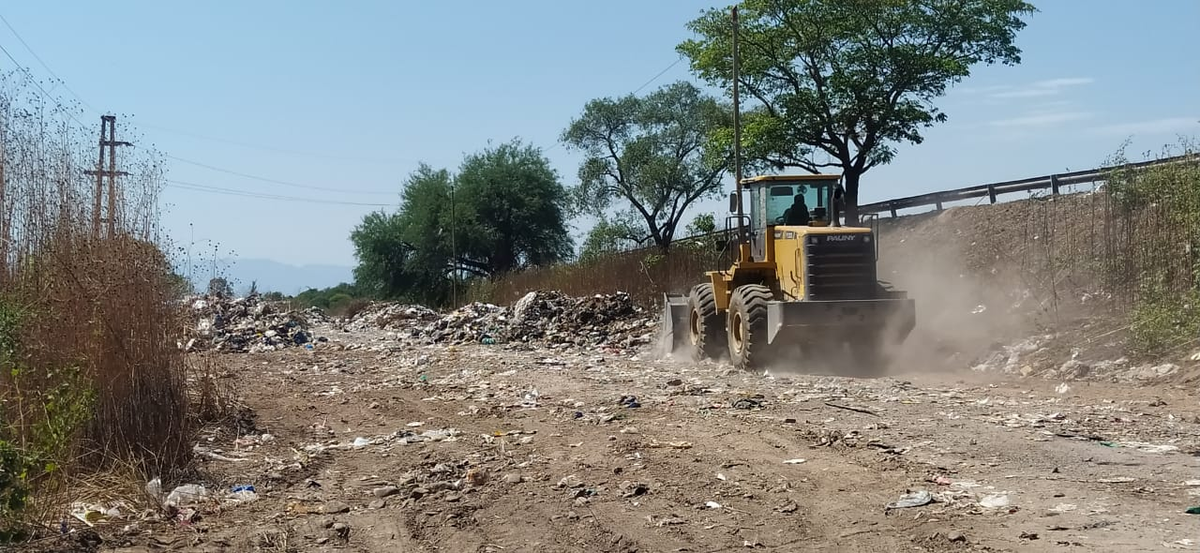 Tras la multa, la Municipalidad limpia el río de basura en Perico
