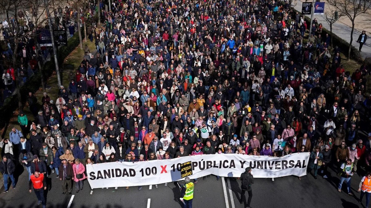 Masiva protesta en Madrid en defensa de la salud pública