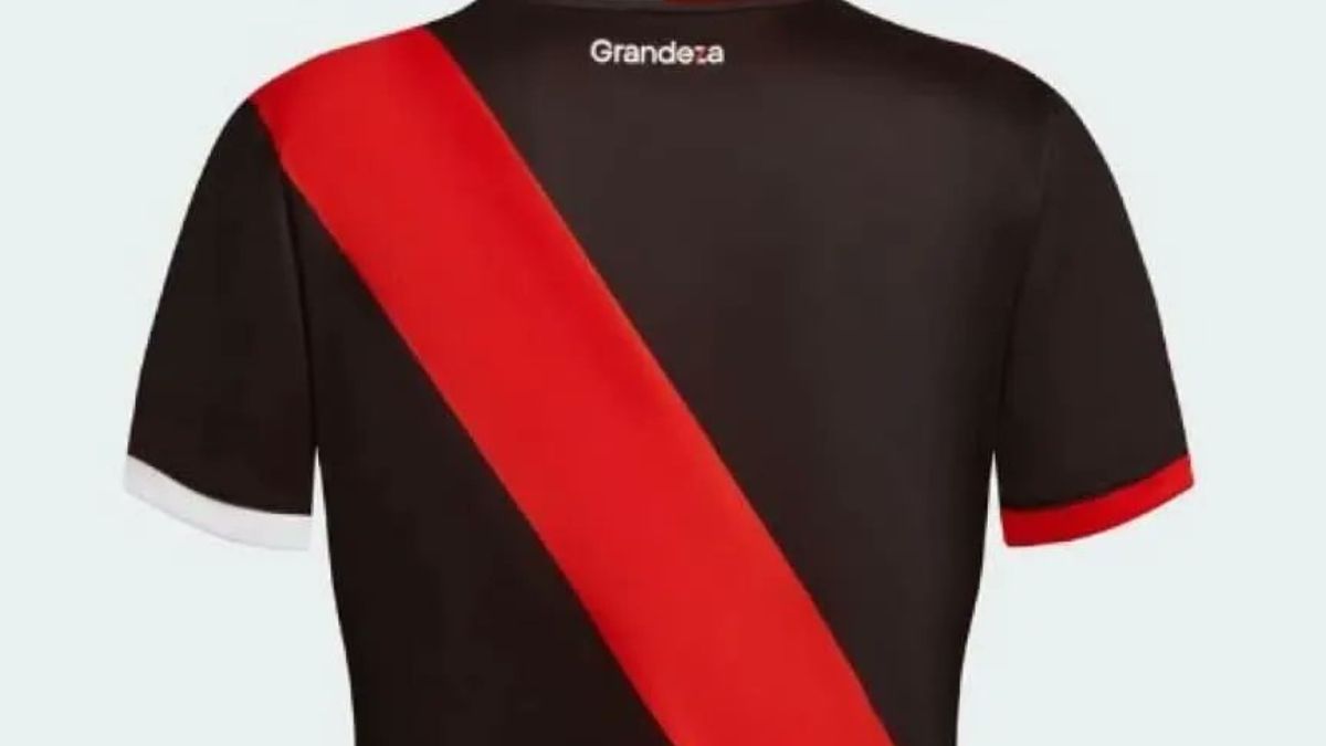 Negra con banda roja: la nueva camiseta alternativa de River