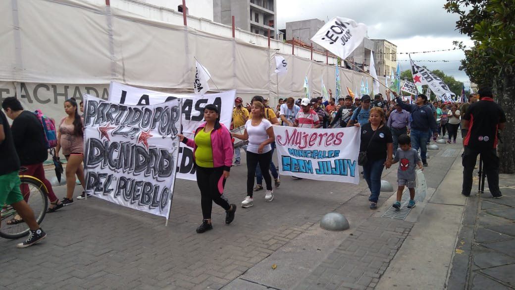 Comienza un nuevo mes, pero los cacerolazos siguen Comienza un nuevo mes, pero los cacerolazos siguen