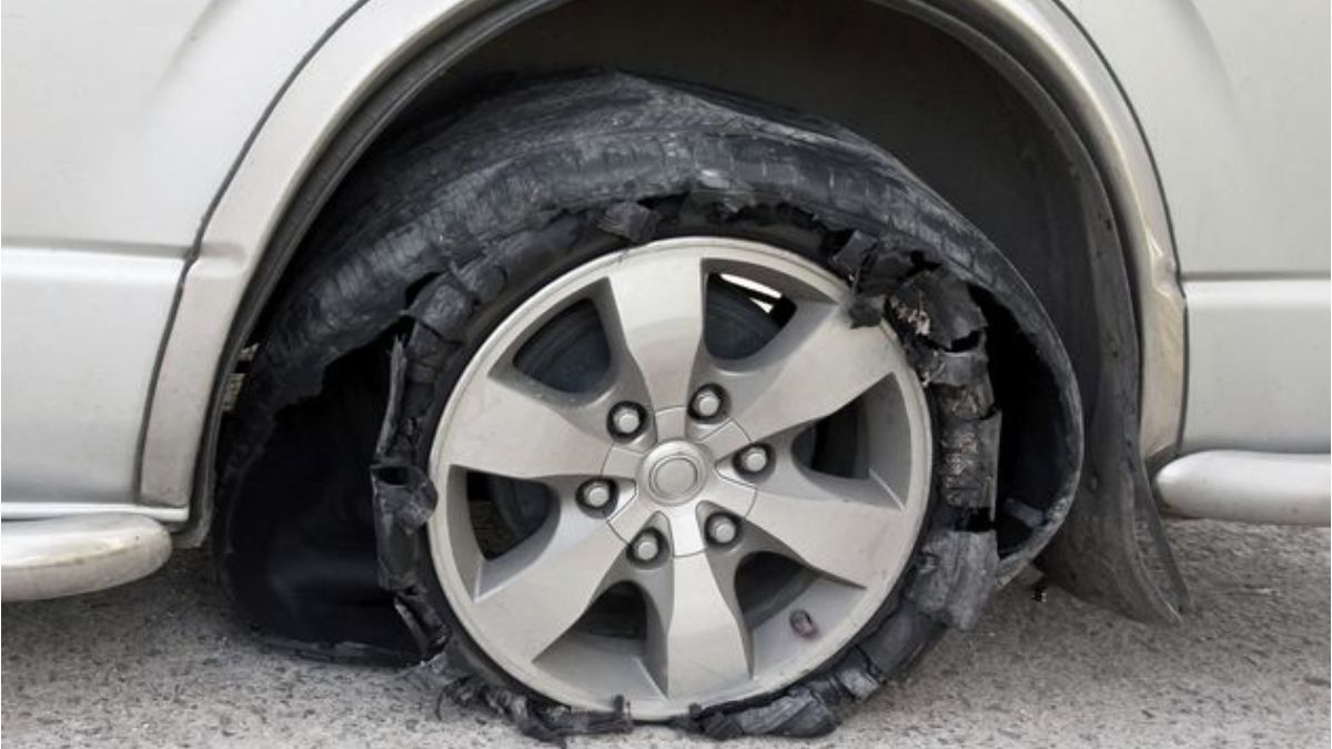 Manejando borracho y con una llanta destruida