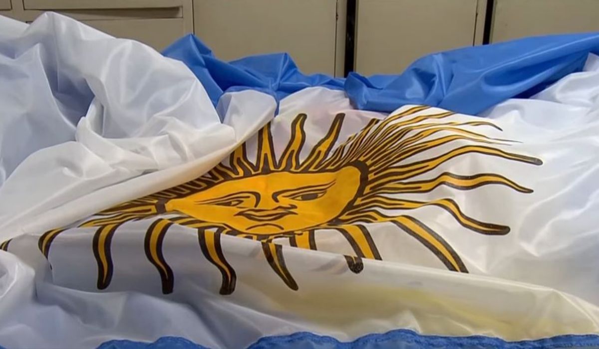 El taller que fabrica las banderas argentinas desde 1946