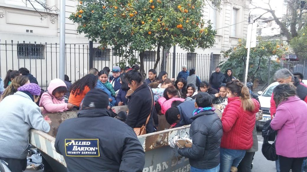 Decenas de personas escarbando en la basura en pleno centro