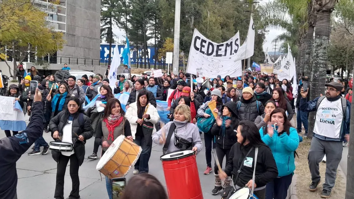 Docentes de CEDEMS van a paro por 72 horas
