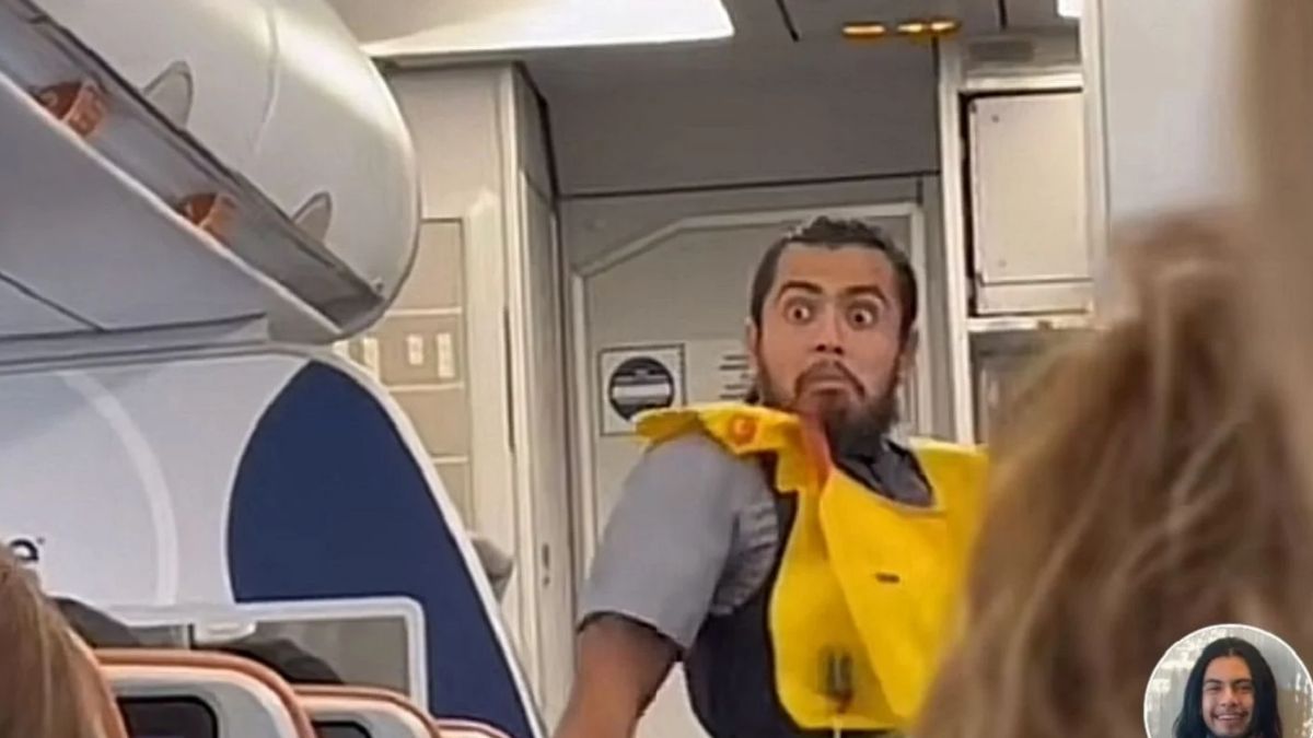 El azafato que la rompe en Tik Tok con sus desopilantes videos virales