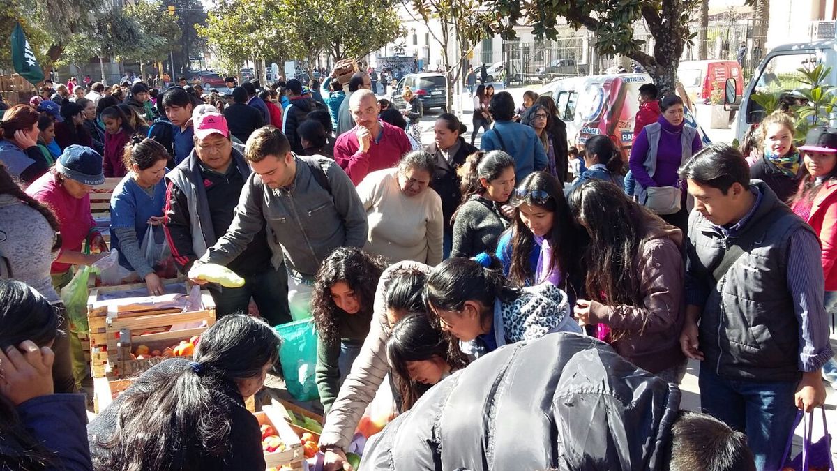 Tomatazo en plaza Belgrano