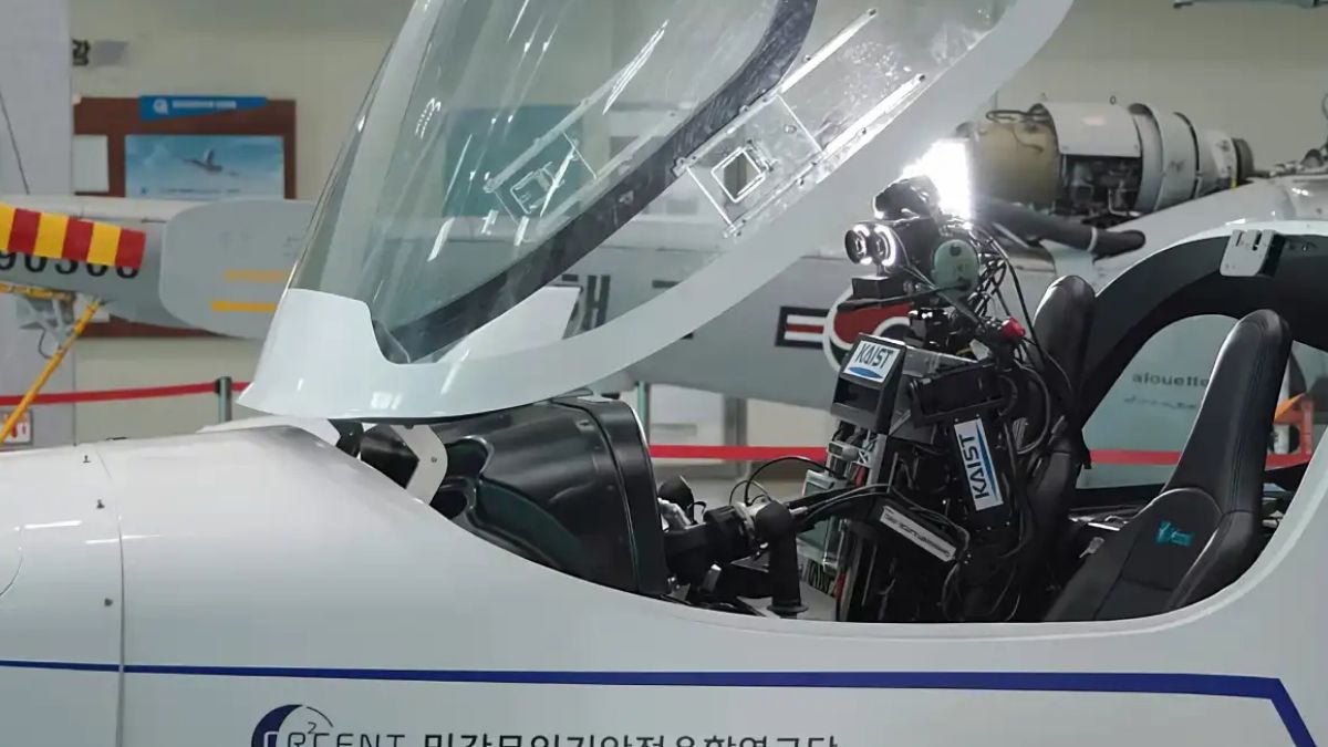 Este robot humanoide puede pilotar un avión con solo leer el manual