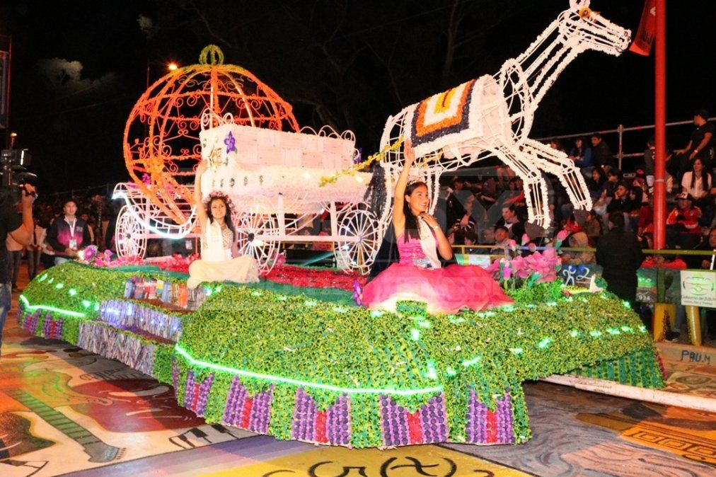Impresionante primer desfile de carrozas