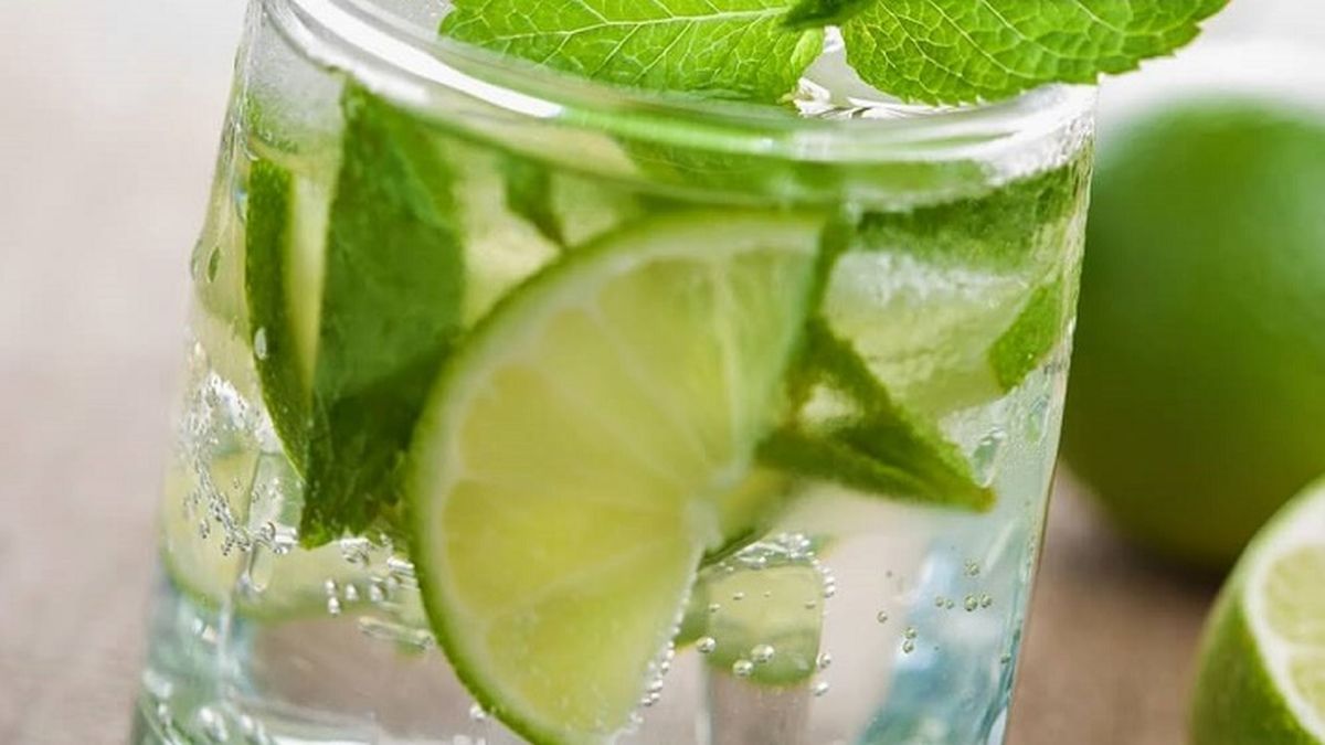 Agua con limón por las mañanas: 7 beneficios y 7 precauciones