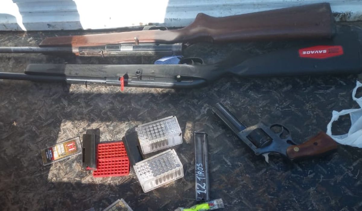 Realizaban disparos al aire con dos carabinas y un revólver