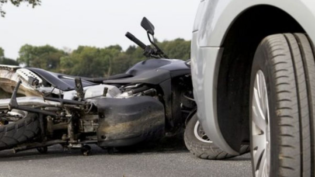 Motociclista está grave tras ser chocado por un auto que se fugó