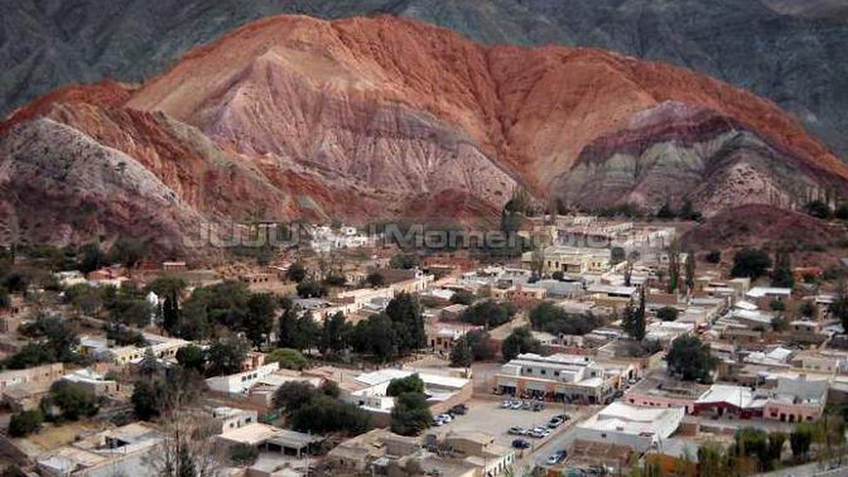 Purmamarca está aislada por la crecida del río
