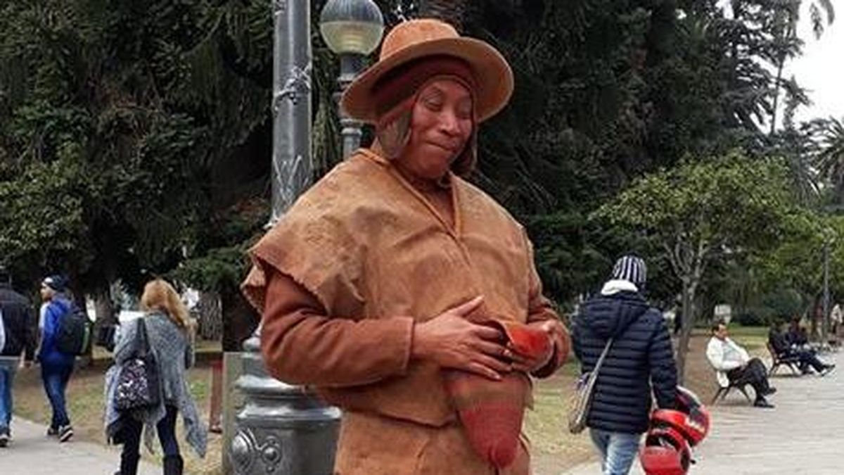 El “Coya”, la estatua viviente que revoluciona las redes sociales