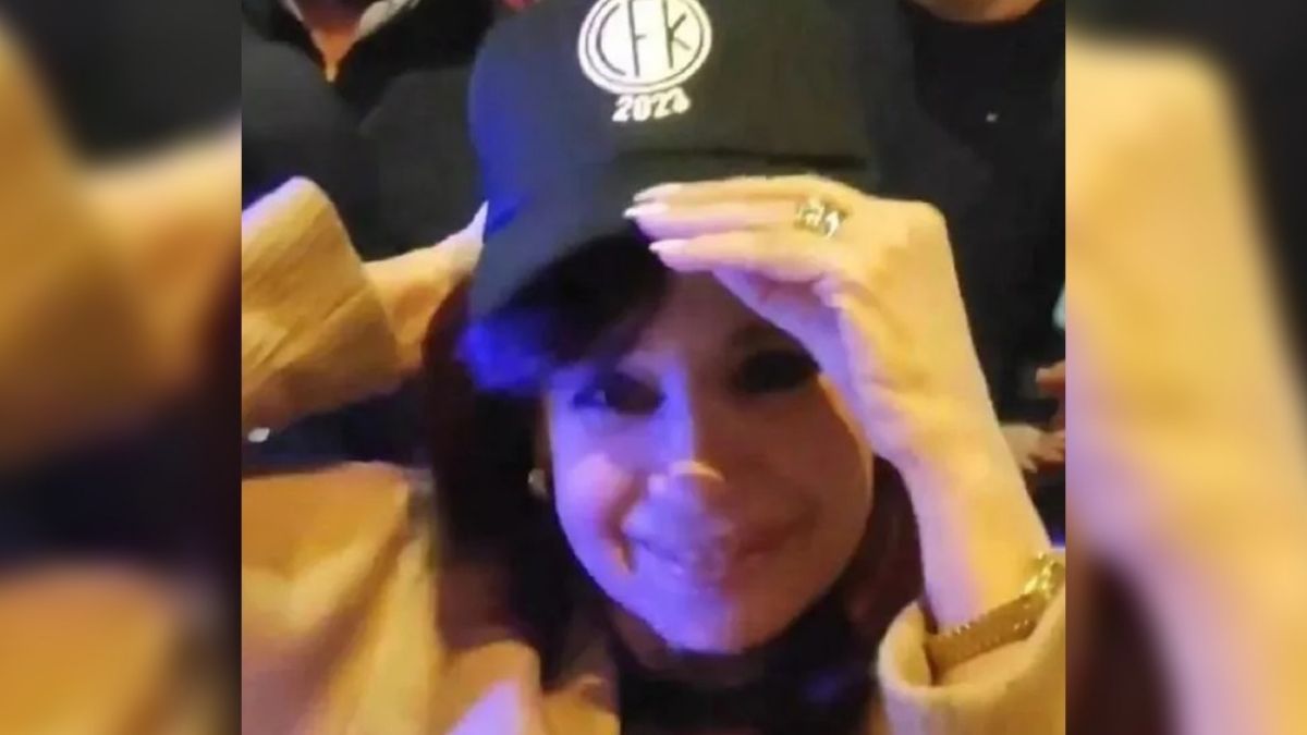 Cristina Kirchner usó una gorra con la leyenda CFK 2023