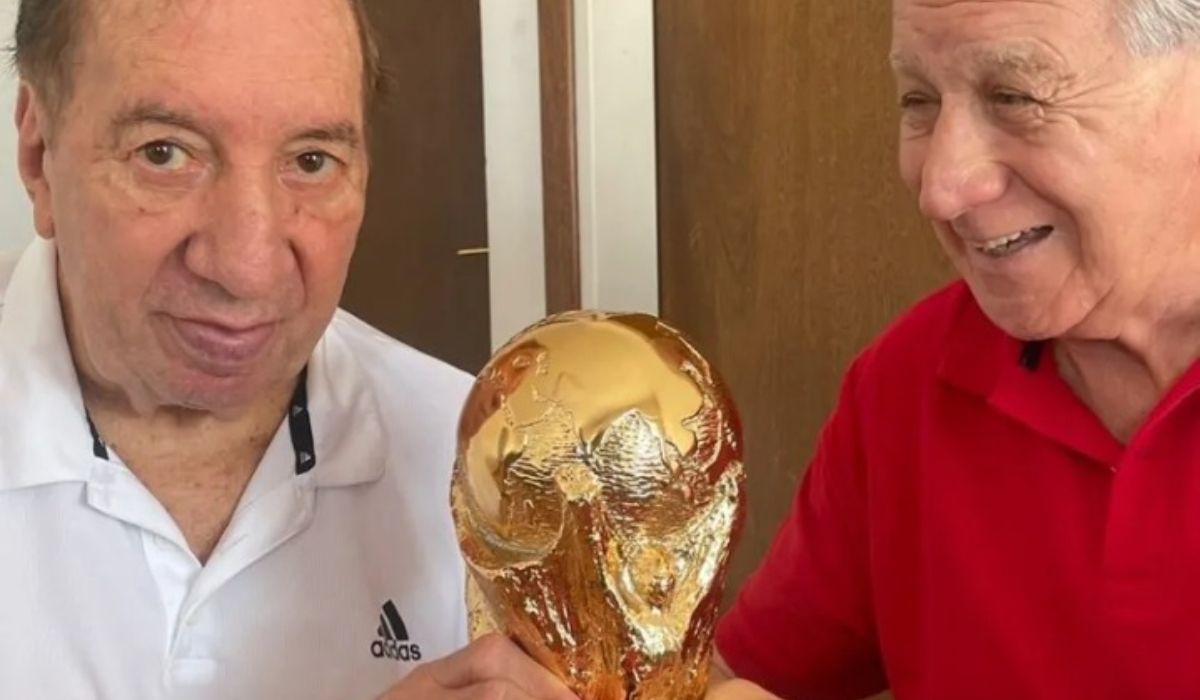 La emotiva foto de Bilardo y Pachamé con la Copa del Mundo