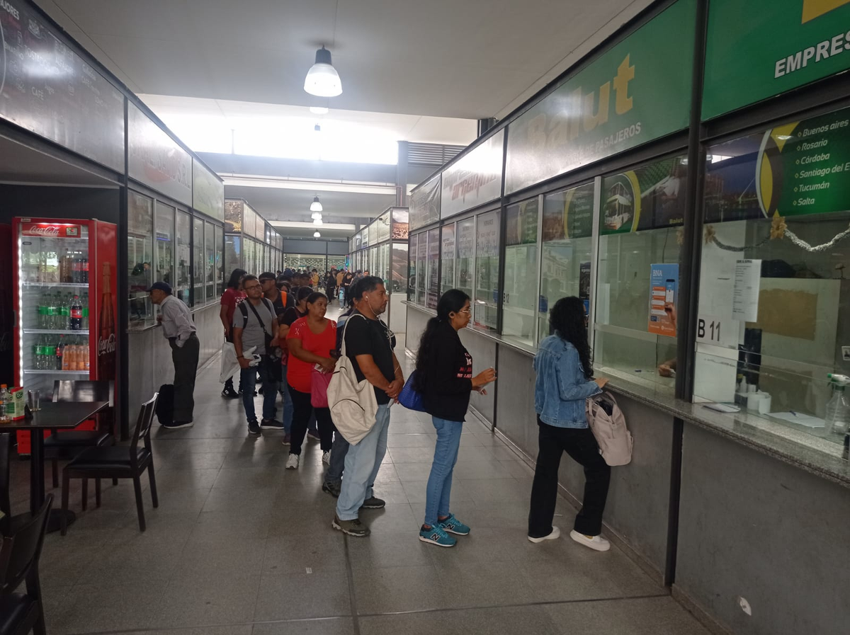 A diario salen colectivos llenos de jujeños rumbo a Chile, señaló una boletera