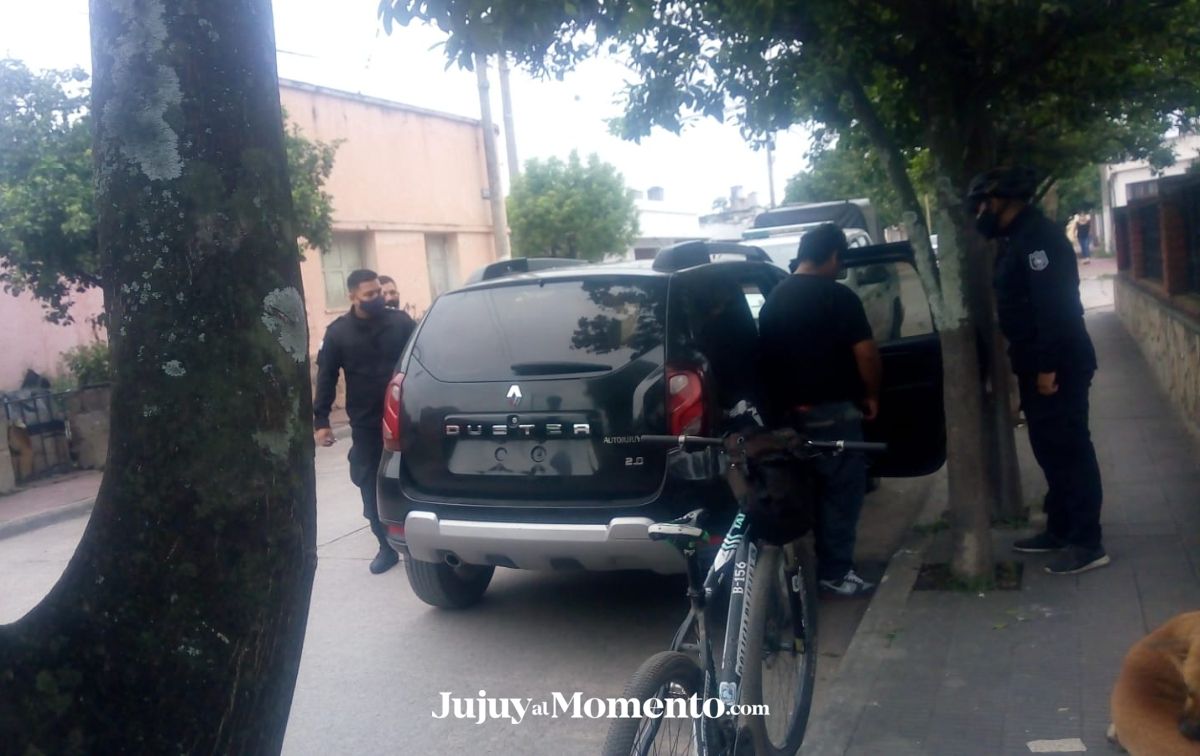 Perico: hombre semidesnudo dormía dentro de su auto, mal estacionado y ...