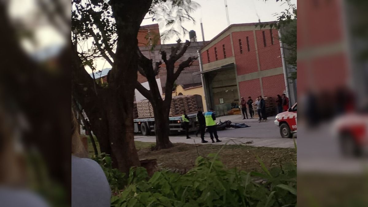 Un motociclista murió tras chocar contra la parte trasera de un camión ...