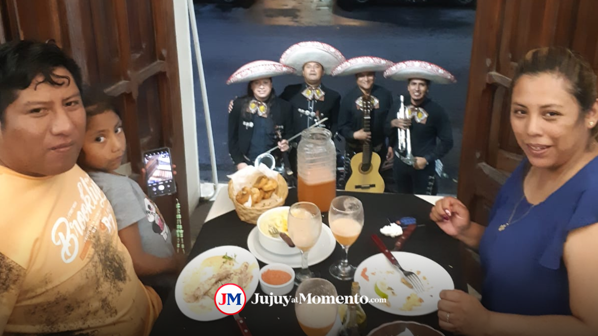 Jujeño romántico sorprendió a su pareja con mariachis en un restaurante