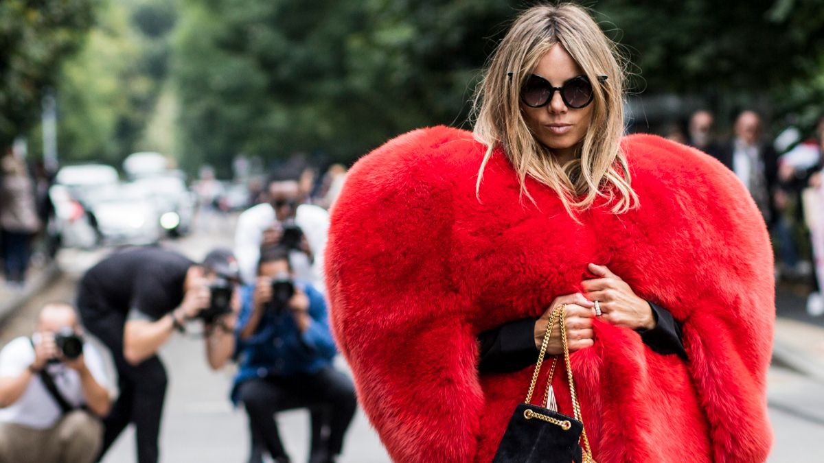 Guía de estilos: looks total red para inspirarte y sumarte a esta tendencia