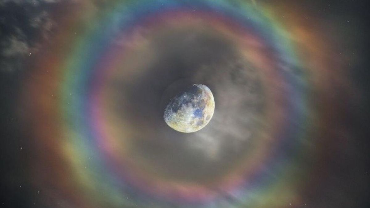 La foto de la luna coronada con los colores del arcoíris que se volvió ...