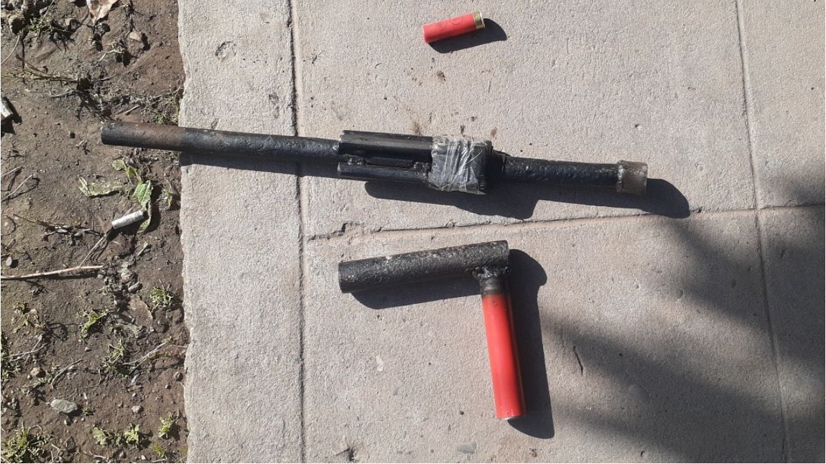 Dos detenidos realizando disparos con armas tumberas