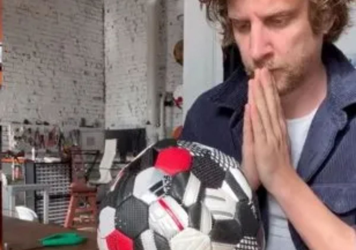 Armó una pelota con botines rotos y se hizo viral