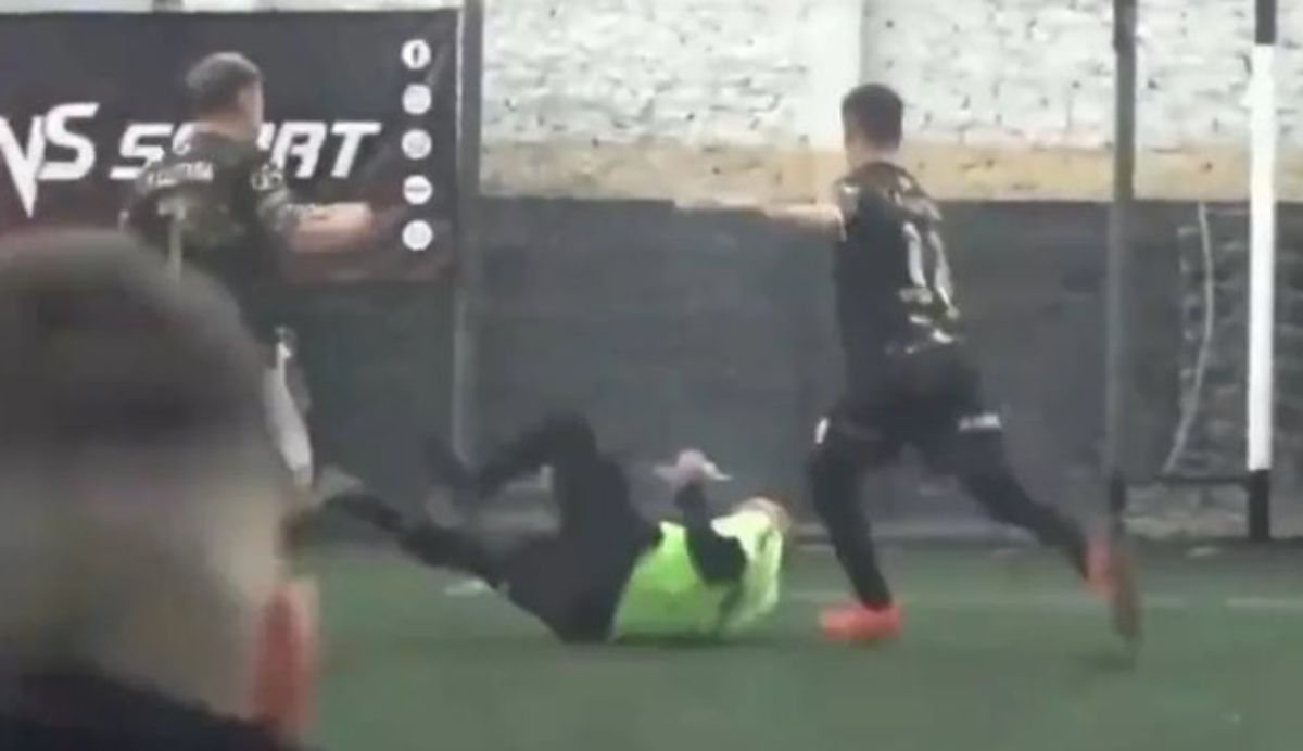 Patada criminal a un árbitro: lo desmayaron de un golpe en la nuca