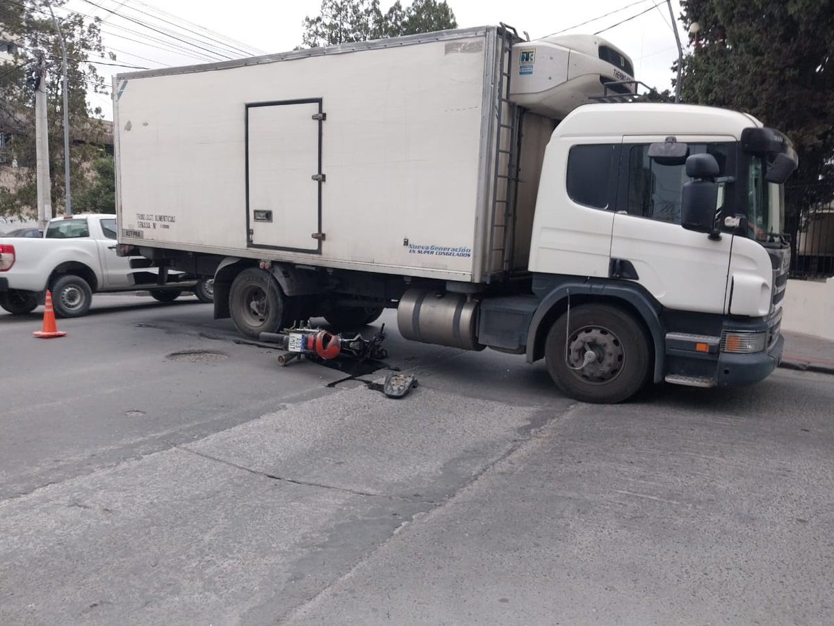 Violento choque entre motocicleta y camión en el centro de la ciudad