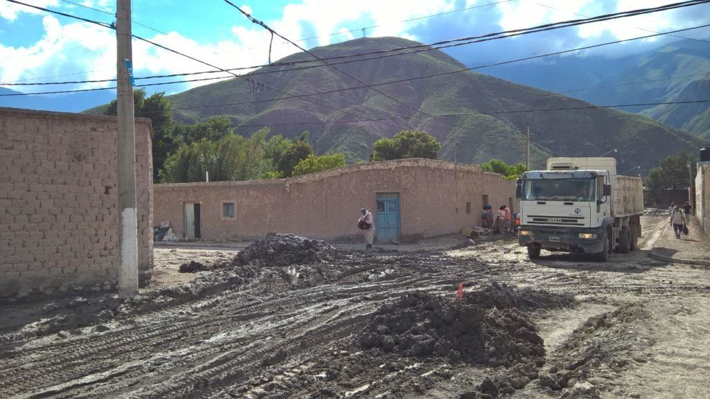 Sigue la limpieza en las calles de Volcán, Bárcena y Tumbaya