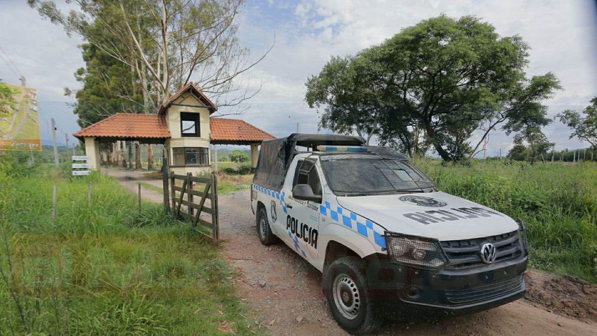 Buscan el auto homicida en la finca de Perovic